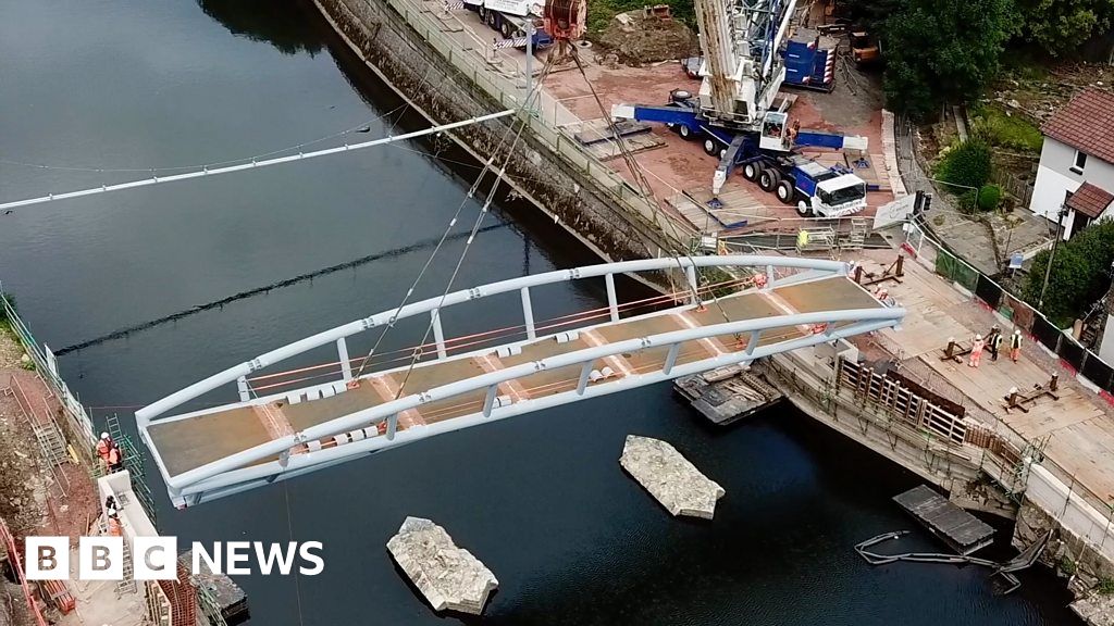 Pontypridd: New bridge lifted into place in Treforest - BBC News