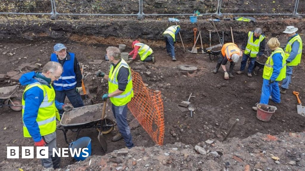 Carlisle dig unearths 1,900-year-old Roman road - BBC News