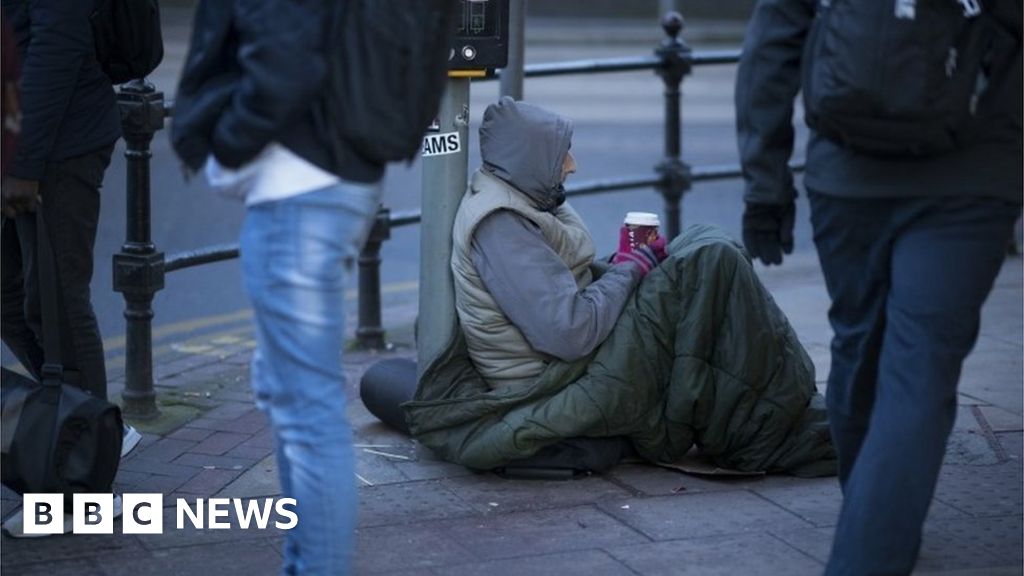 Manchester rough sleepers could face £100 fines - BBC News