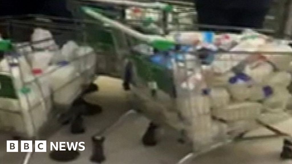 Farmers in supermarket milk protest - BBC News