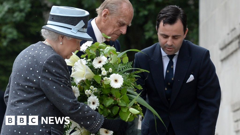 Queen visits Germany's Bergen-Belsen concentration camp site - BBC News