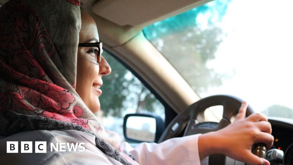 'I can't believe I'm driving in Saudi Arabia' - BBC News