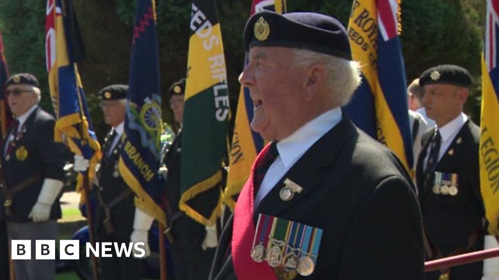 Standing room only at 'lonely' WW2 soldier funeral - BBC News