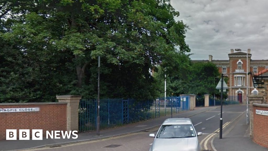 Man critical after Forest Gate drive-by shooting - BBC News