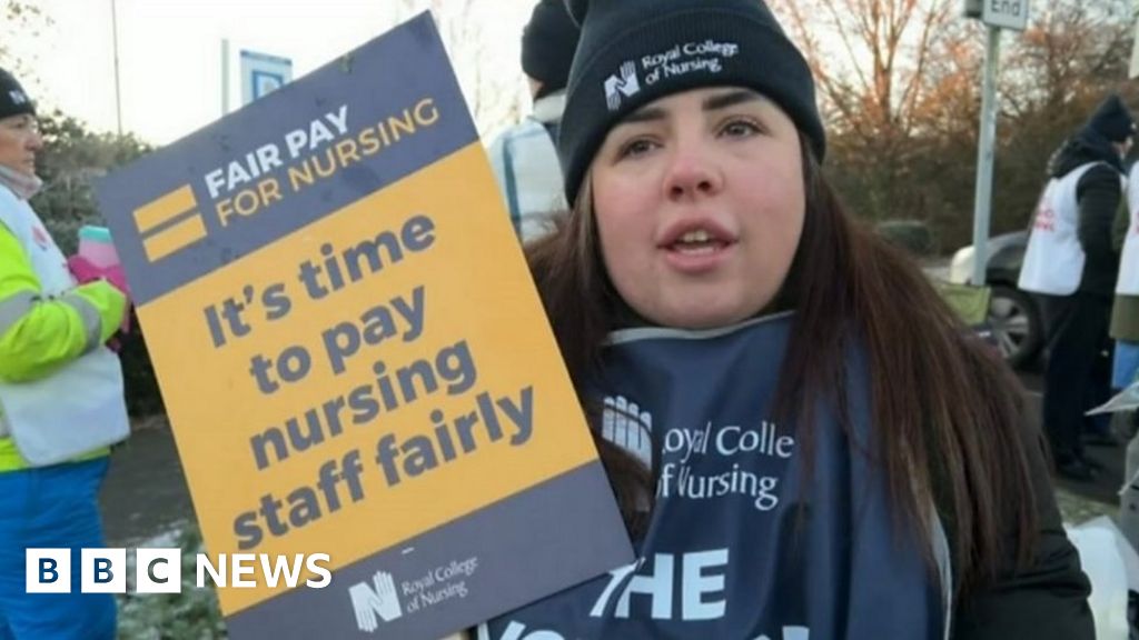 West Midlands nurses walk out in dispute over pay and conditions - BBC News