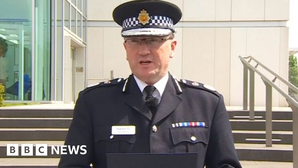 Manchester attack: Off-duty police officer killed in bombing - BBC News