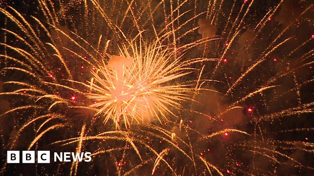 British Fireworks Championships light up night sky - BBC News