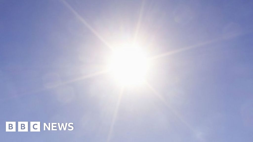 Smart meters enable Cornwall's sunshine tariff trial - BBC News