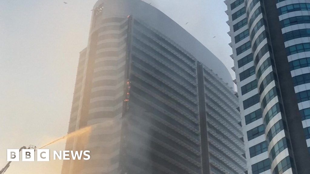 Centaurus Mall fire: Smoke rises from shopping mall in Pakistan - BBC News