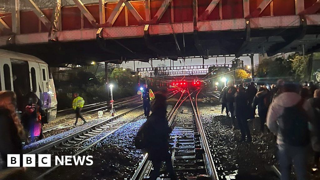 Elizabeth line passengers freed after hours of waiting - BBC News