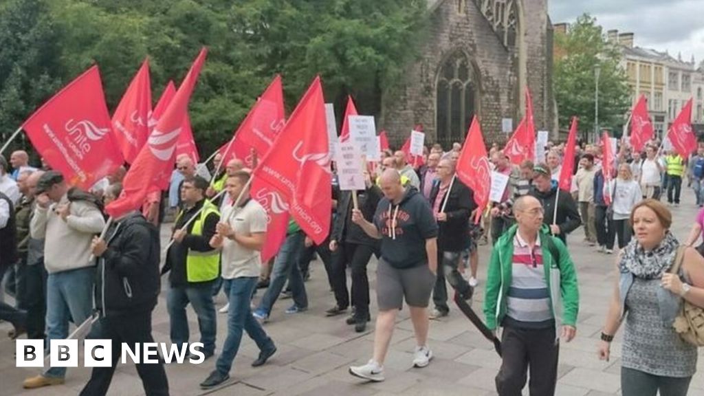 Cardiff bus strike for Wales v Fiji Rugby World Cup game - BBC News
