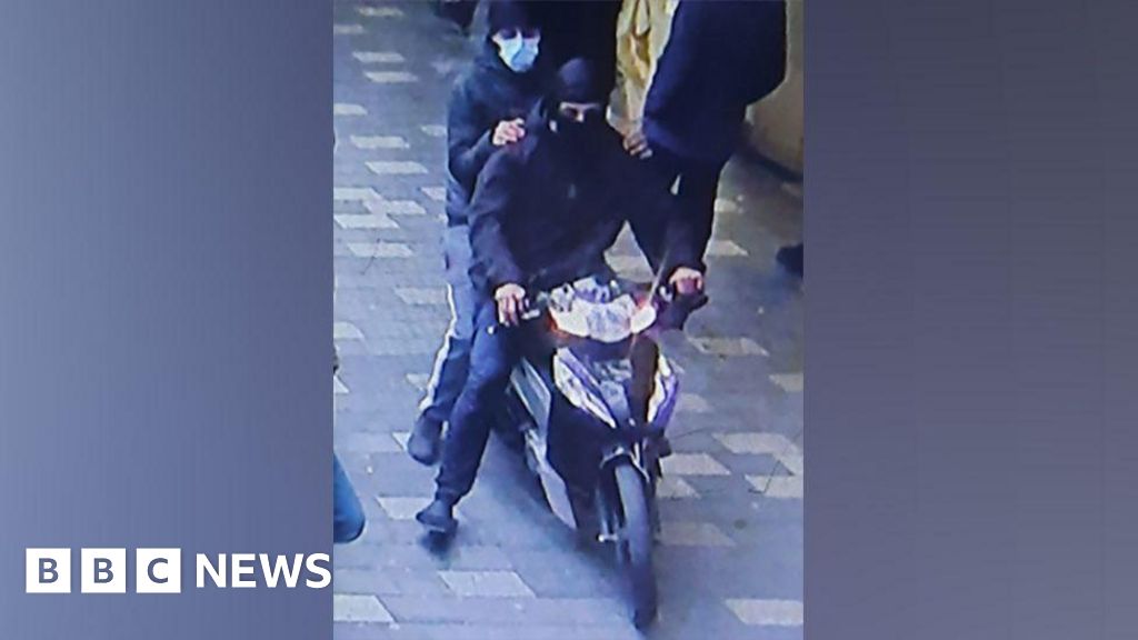 Police seek out two men after off-duty officer stabbed in Luton - BBC News