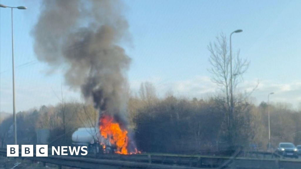 Long delays on M25 and M26 after lorry fire on A21 near Sevenoaks