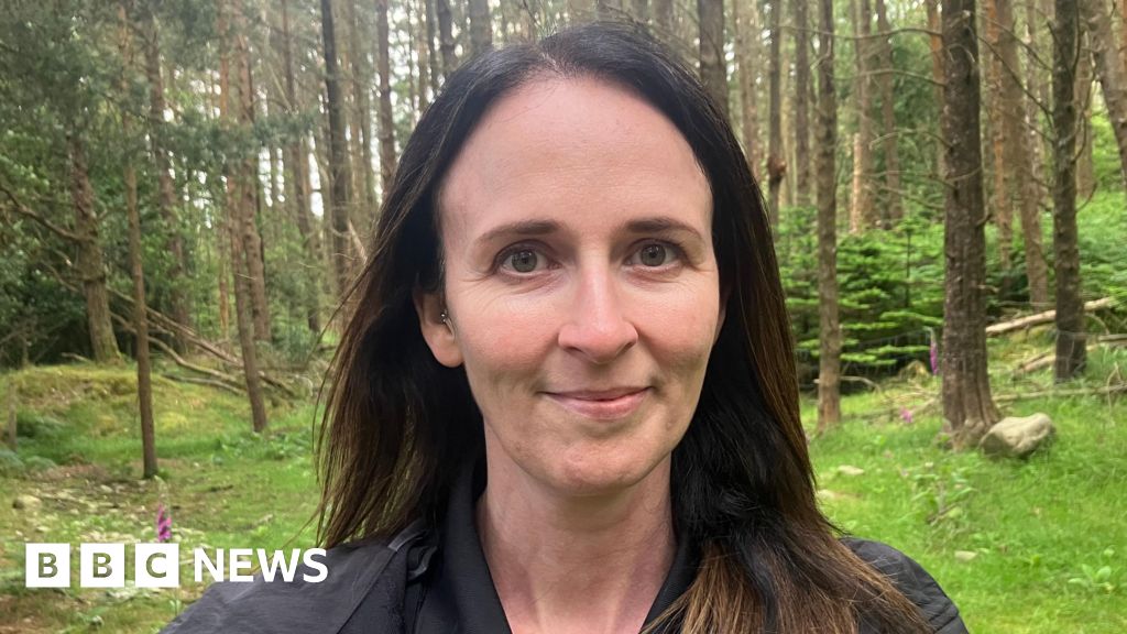 Mourne Mountains: Rescuers describe 'extreme volunteering' Mourne Mountains: Rescuers describe 'extreme volunteering'