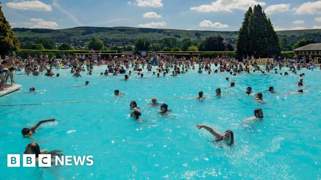 Campaigners 'delighted' over Ilkley Lido reprieve - BBC News