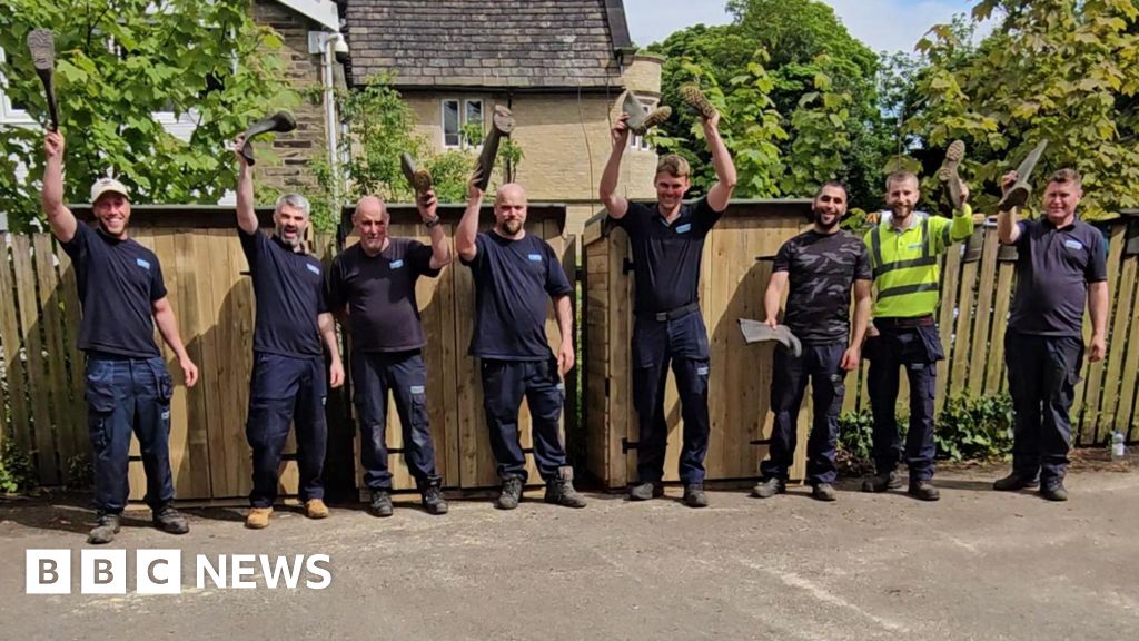 Yorkshire Water workers volunteer for school projects - BBC News
