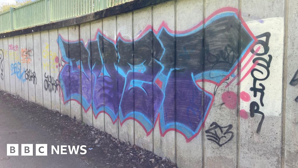 Droitwich residents say town blighted by graffiti increase - BBC News