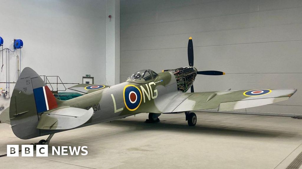 Spitfire repainted as 'special tribute' to RAF pilot Mark Long - BBC News