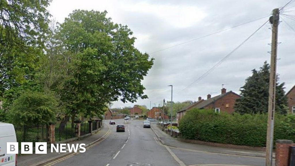 Wakefield: Man in hospital after machete attack in early hours - BBC News