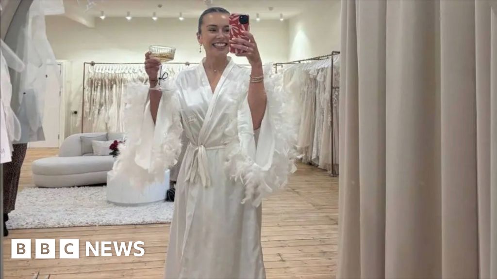 Stoma bride picks wedding dress - BBC News