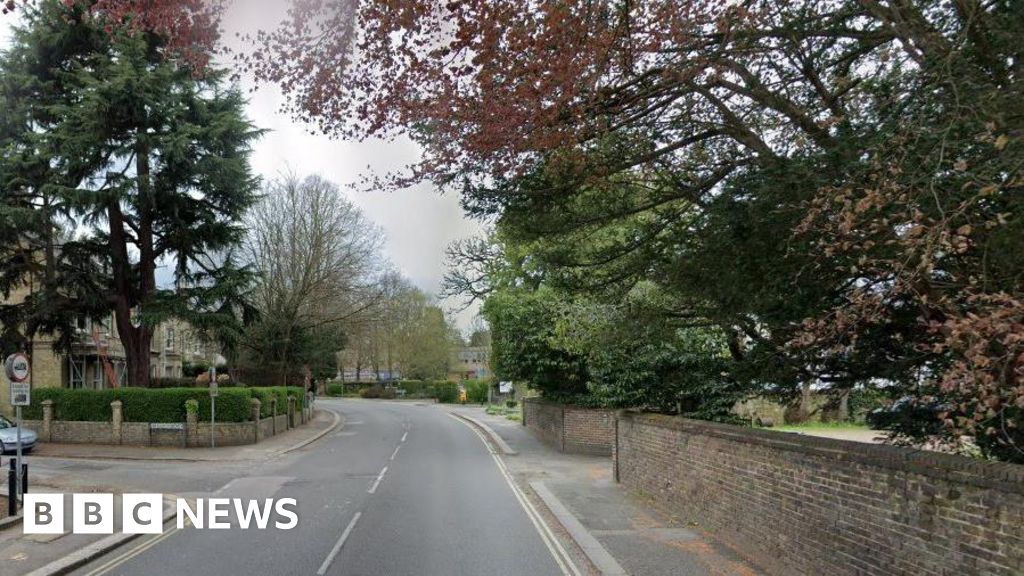 Redhill: Surrey Police appeal after man found lying in road - BBC News