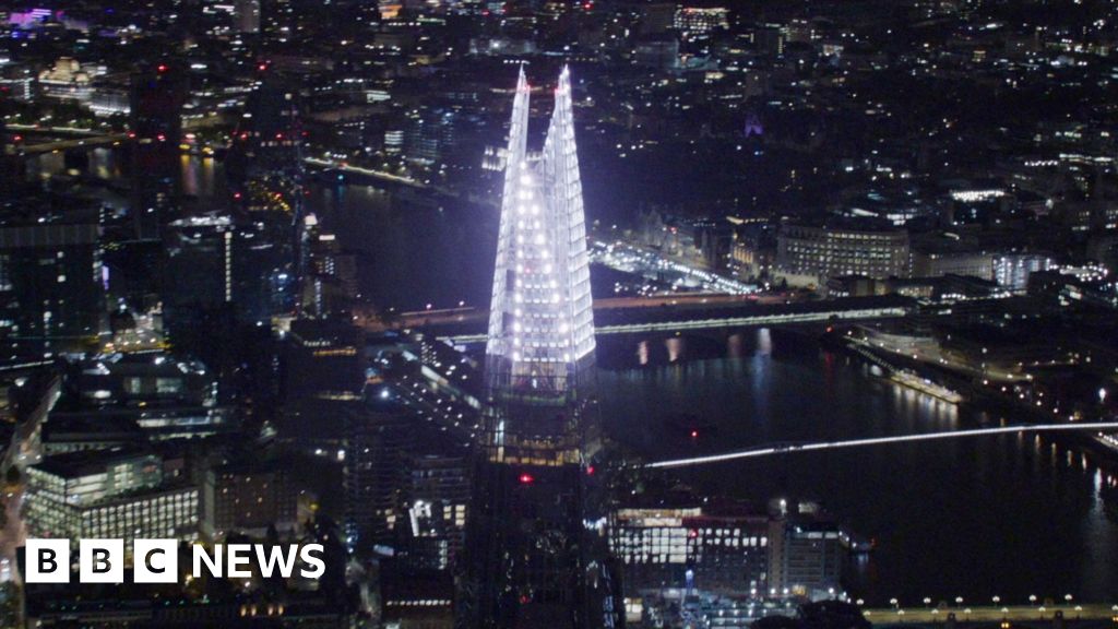 The Shard: Gareth Malone helps light up Christmas display - BBC News