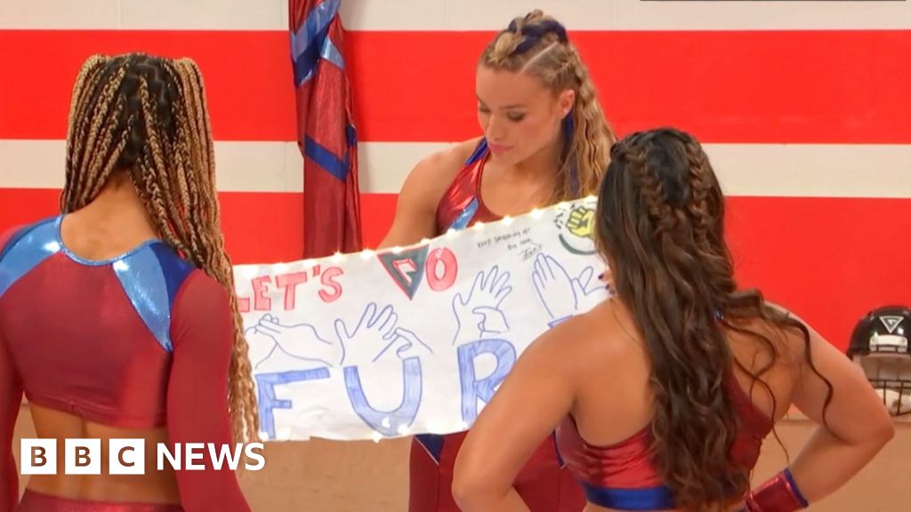 Fury inspires deaf Gladiator fans - BBC News