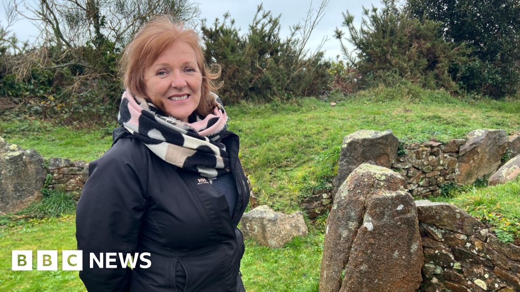 New signage to help visitors find Jersey dolmen - BBC News
