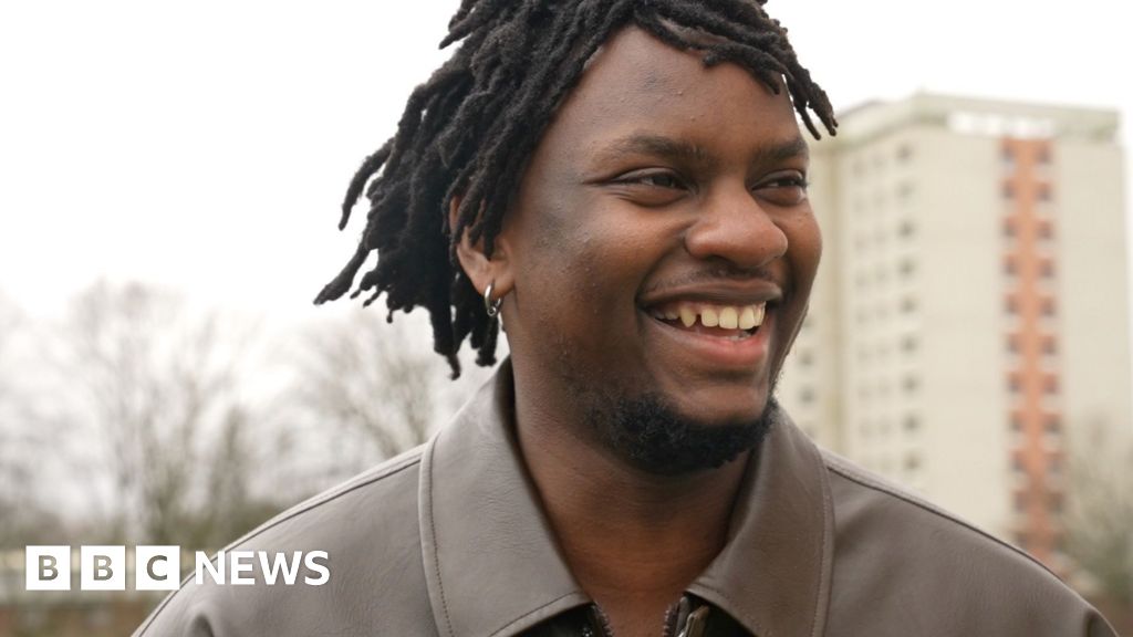 Touring Newcastle musician Victor Ray revisits busking spots - BBC News