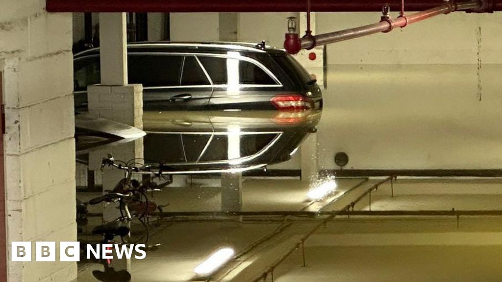 Basildon tower residents say they were not told about flooding - BBC News