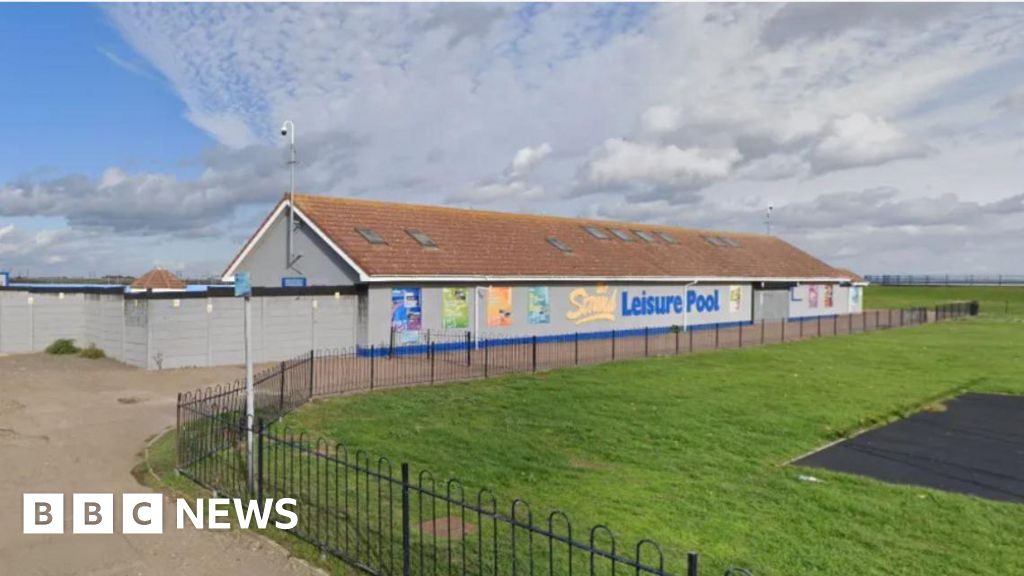 Gillingham: Lido set to reopen after water leak - BBC News