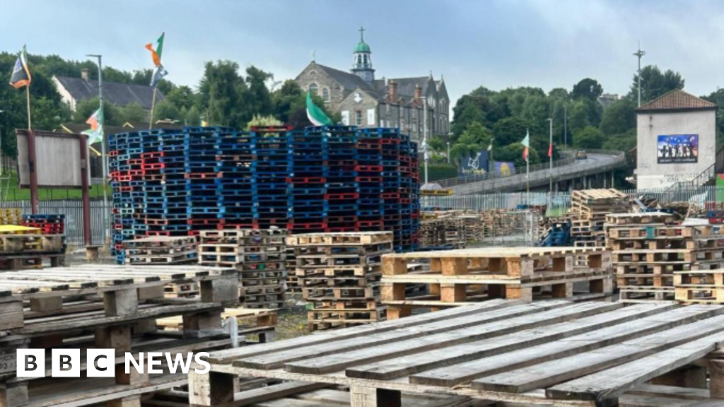 Bogside: A 'void of political leadership' over bonfire, DUP says