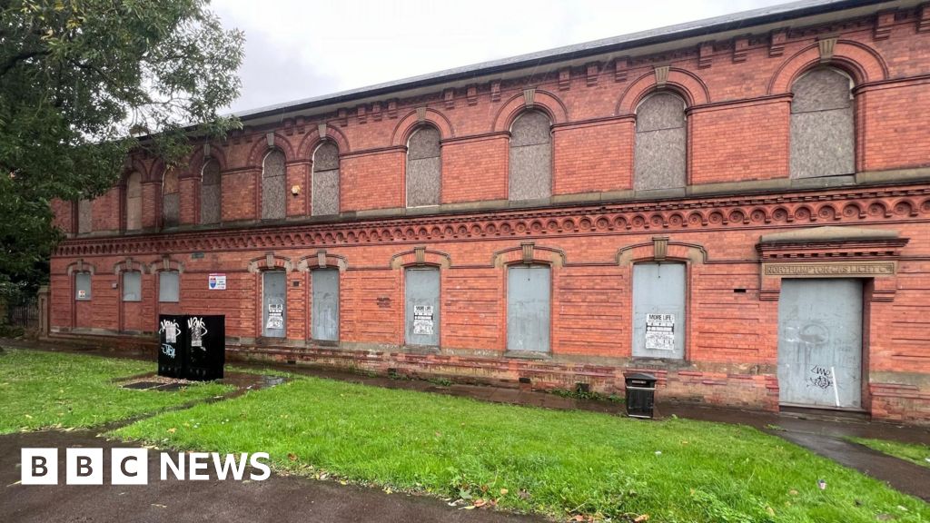 Luxury Northampton shoe maker set to buy empty listed building - BBC News