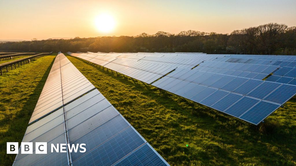 Staffordshire solar farm on agricultural land given green light - BBC News