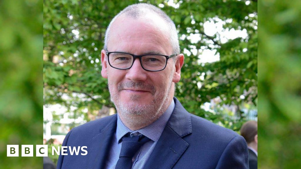 'Teachers are quitting over vicious online abuse' - BBC News