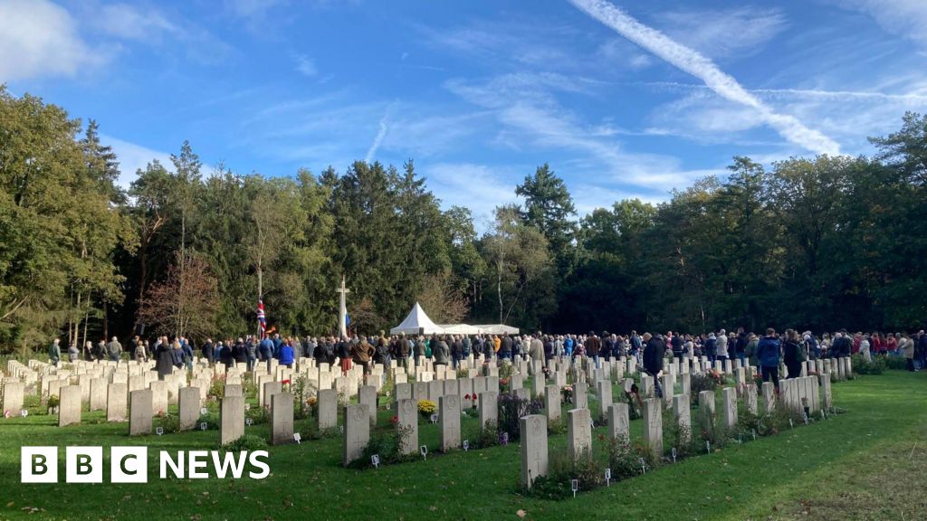 WW2 soldiers photos uncovered in Leeds Library archives - BBC News