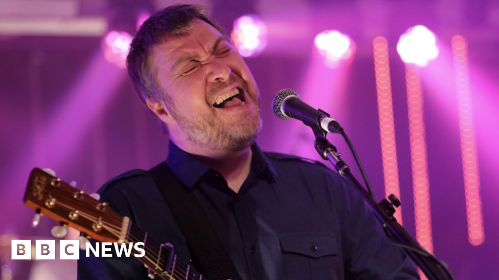 Doves cancel tour due to singer Jimi Goodwin's mental health - BBC News