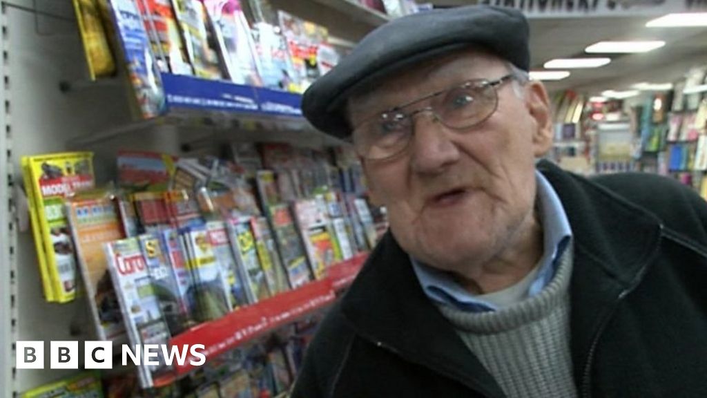 Paperboy, 90, paid in pints has no plans to retire - BBC News