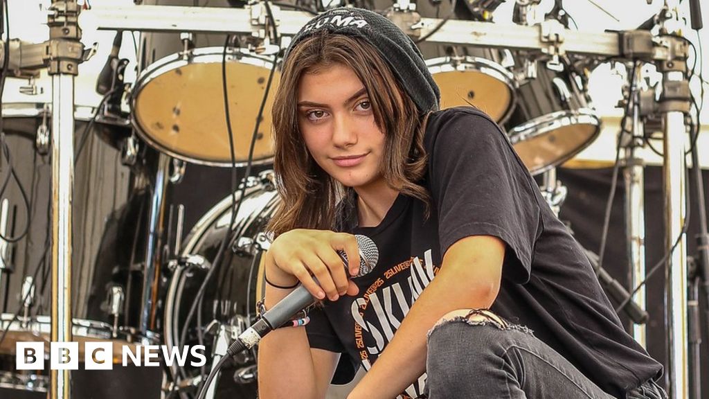 Ipswich singer's music was 'escape route from bullying' - BBC News