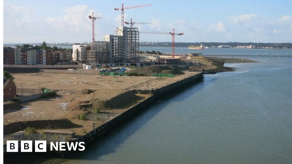 Woolston wind turbine plant to go ahead - BBC News