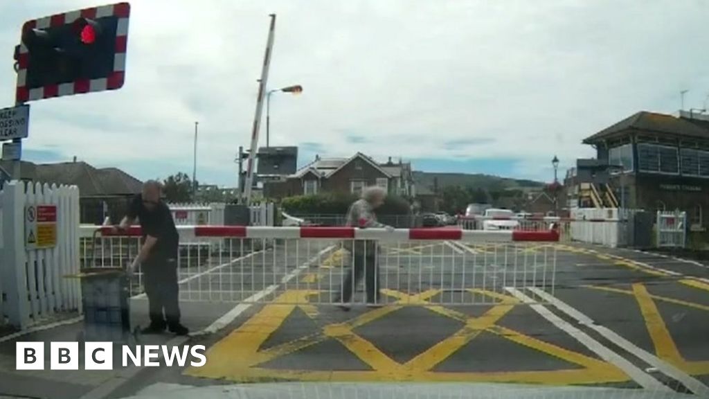 Polegate level crossing traps elderly woman - BBC News