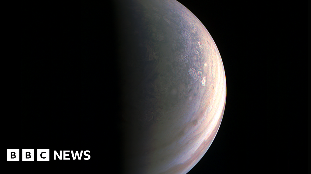 Juno probe returns close-up Jupiter pictures - BBC News