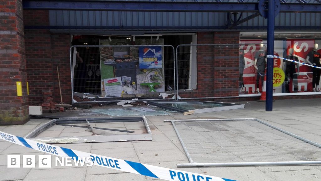 Stolen Landrover used in attempted robbery of cash machine - BBC News