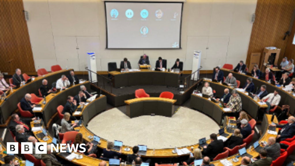 Cornwall Conservatives lose majority on council after resignation - BBC ...