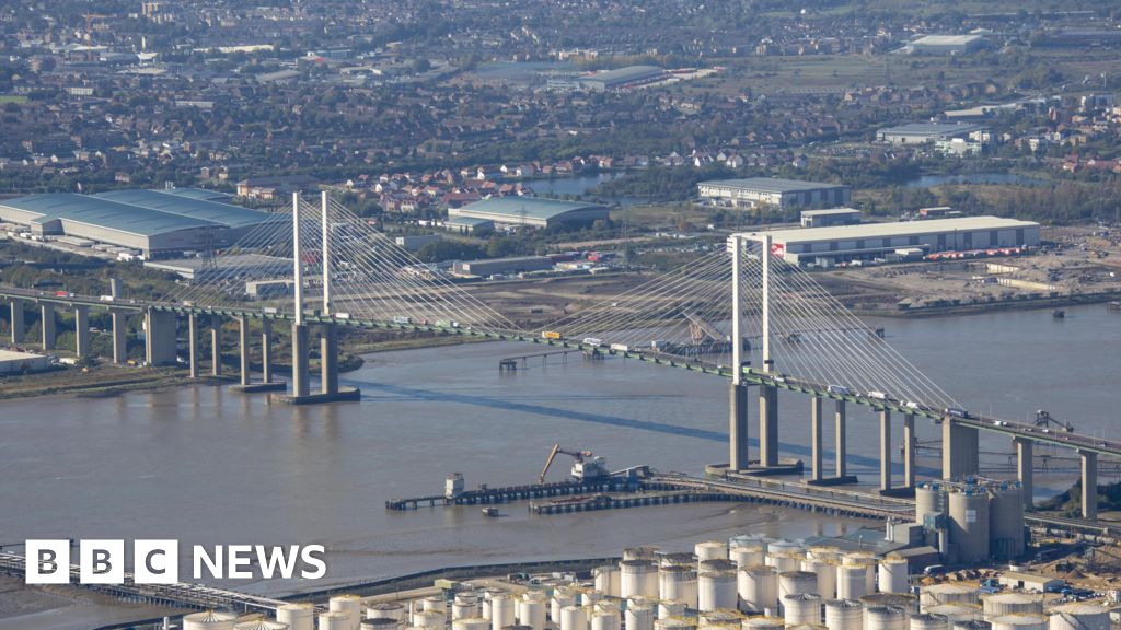 Dartford Crossing closures over weekend spark warning to drivers - BBC News