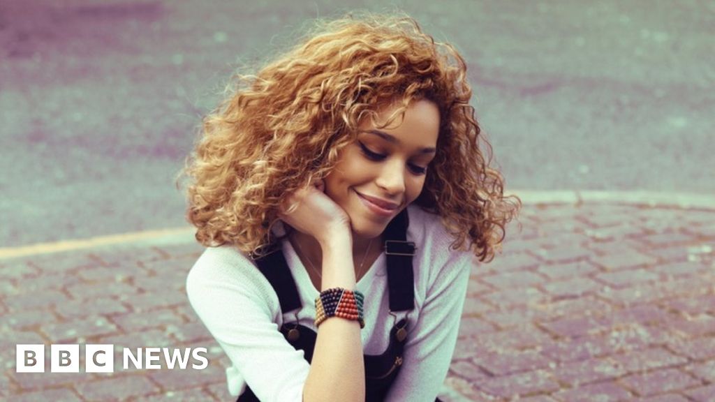Introducing... Izzy Bizu - BBC News