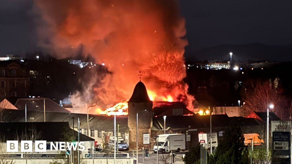 Fire crews tackle blaze at storage warehouse in Musselburgh - BBC News