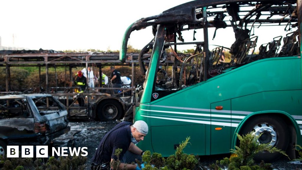 Footage shows aftermath of Jerusalem bus bombing - BBC News