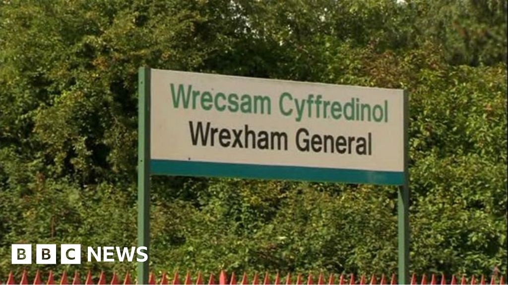 Ian Lucas: Extra direct Wrexham-London rail service hopes - BBC News