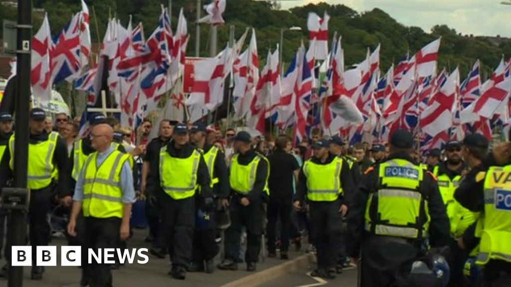 Three arrests at Luton Britain First march and counter-protest - BBC News